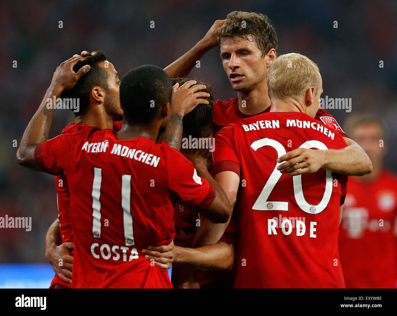(150718)-- BEIJING, July 18, 2015(Xinhua) -- Players of Bayern Munich ...