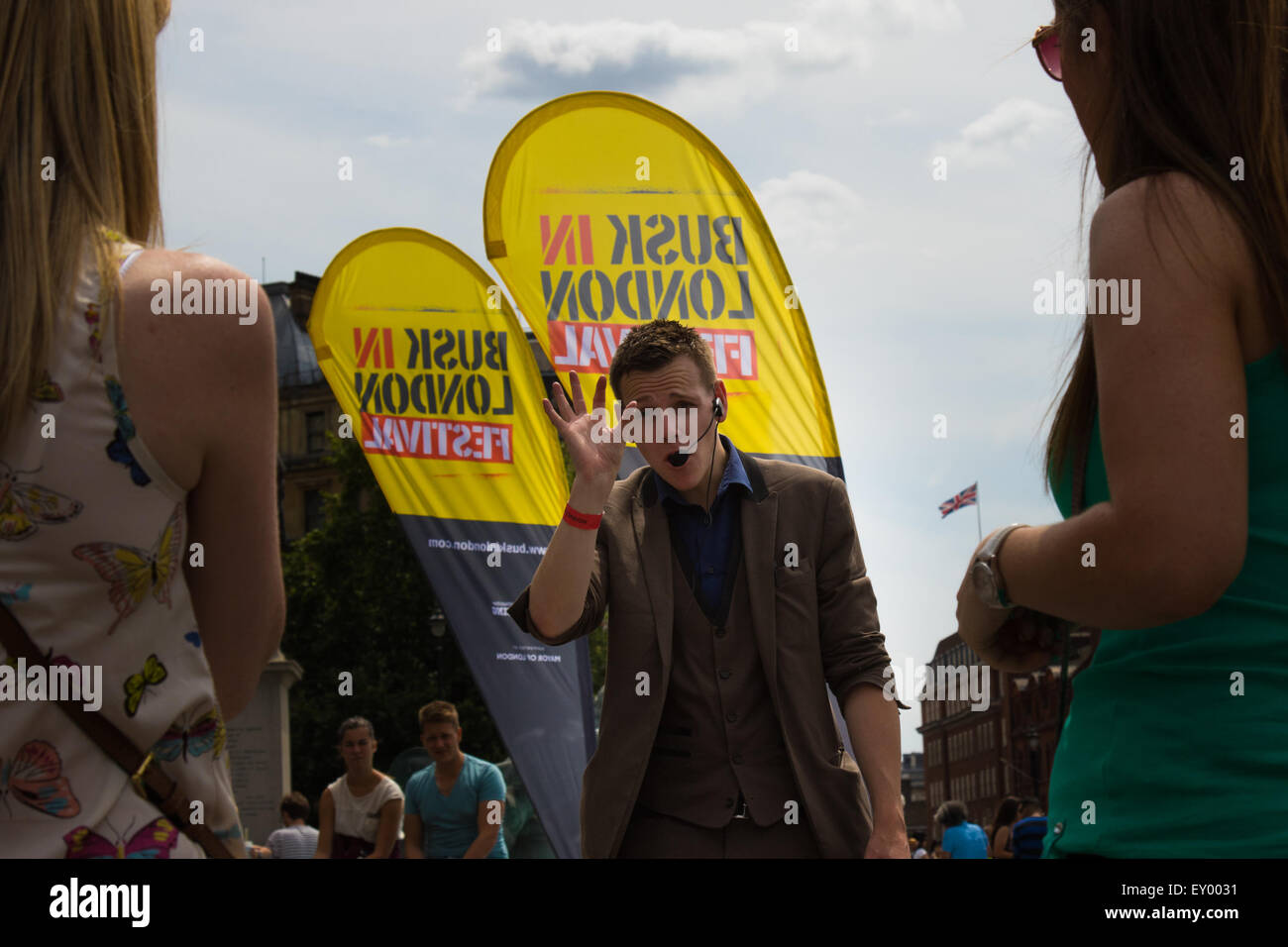 London busker performer magician hi-res stock photography and images ...