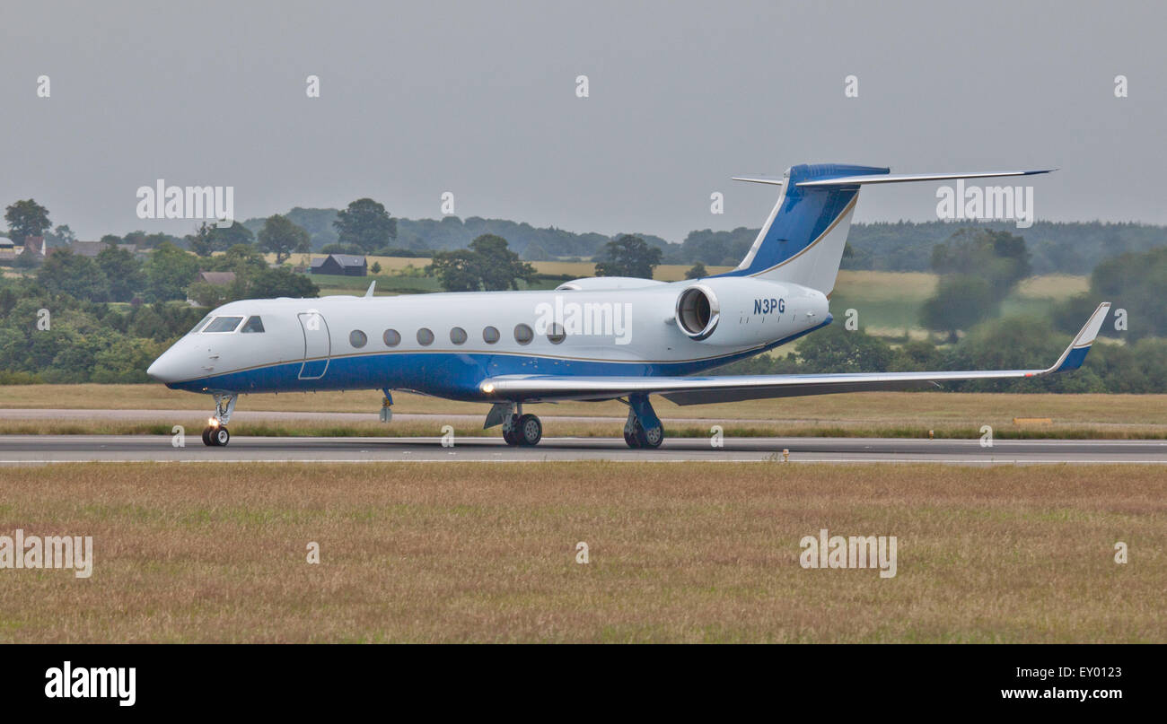 Proctor & Gamble Gulfstream Aerospace G550 N3PJ departing London-Luton ...