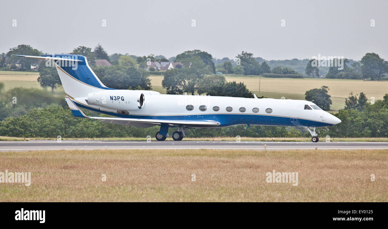 Proctor & Gamble Gulfstream Aerospace G550 N3PJ departing London-Luton ...