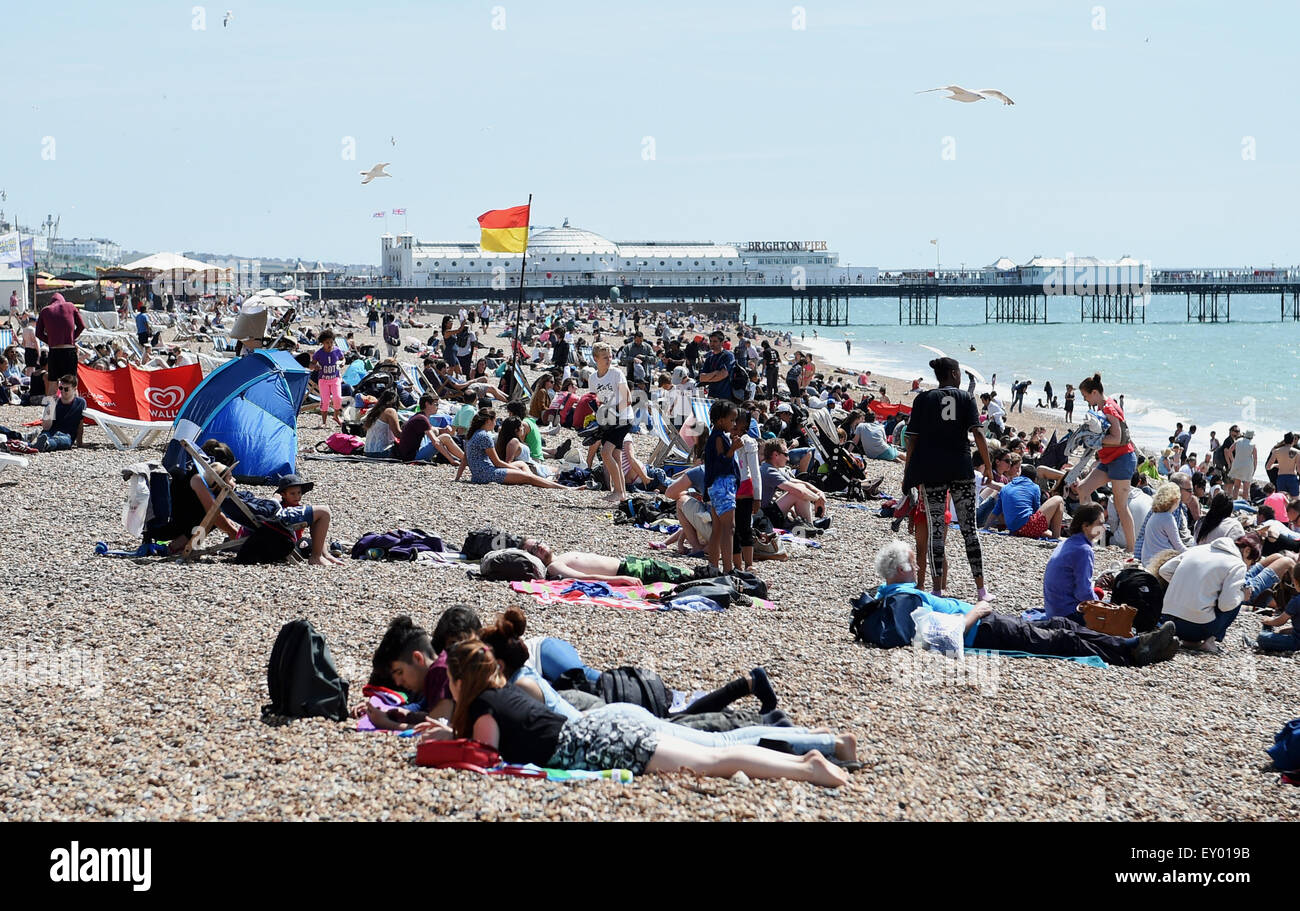 People enjoy an afternoon at brighton beach hi-res stock photography ...