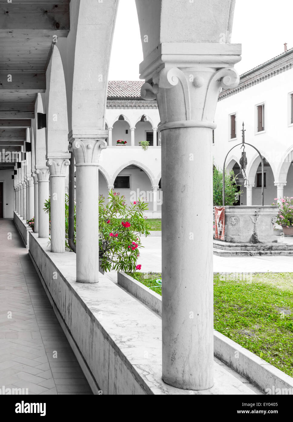 Gothic cloister columns arches hi-res stock photography and images - Alamy