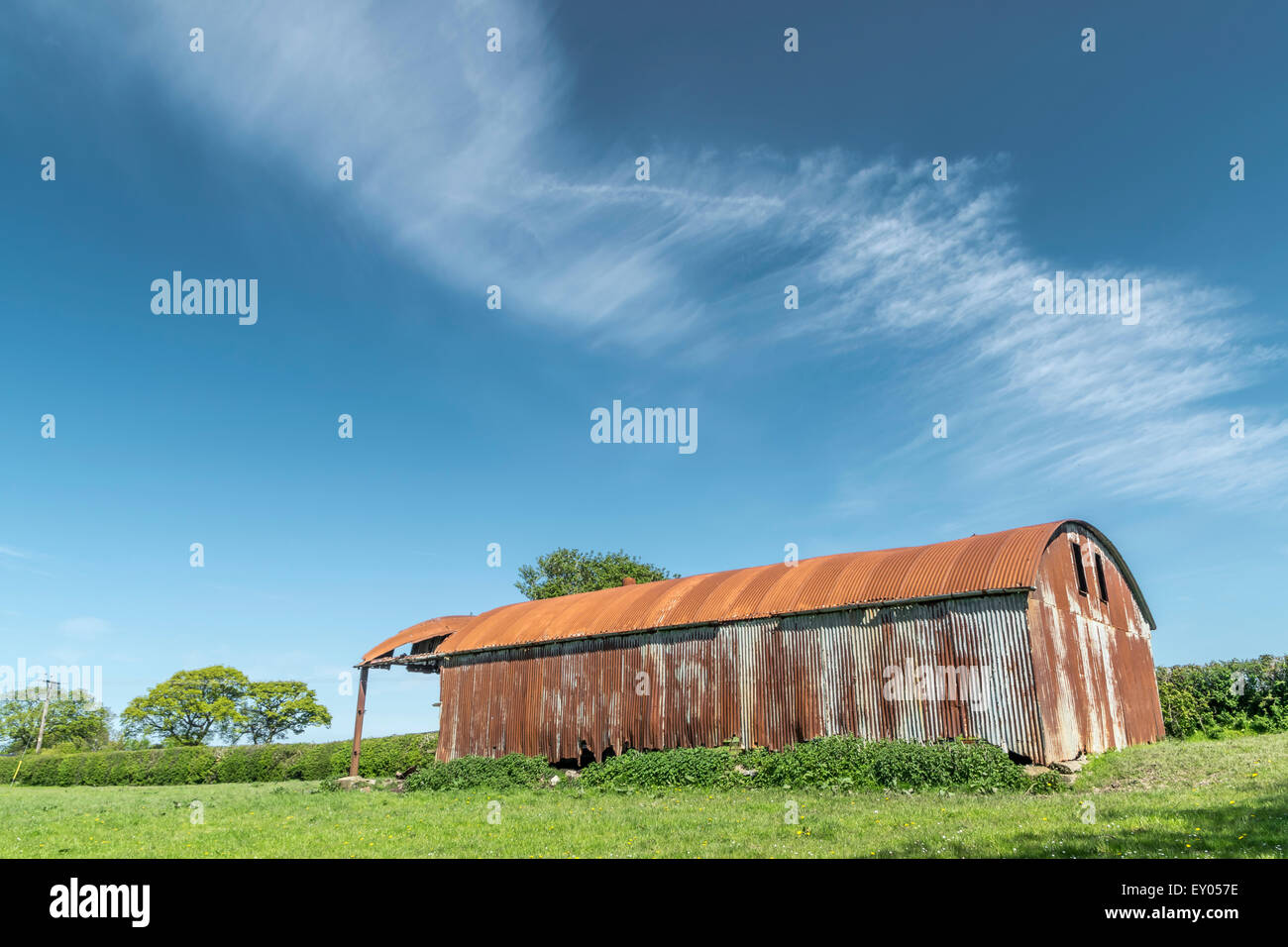 A rusting Tin corrugated hay barn in the countryside Stock Photo - Alamy