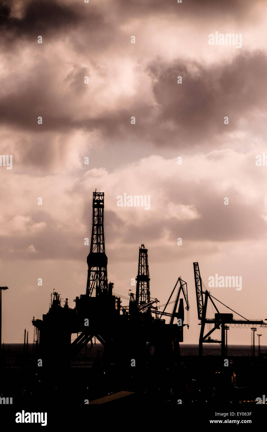 Oil Drilling Rig Silhouette Stock Photo - Alamy