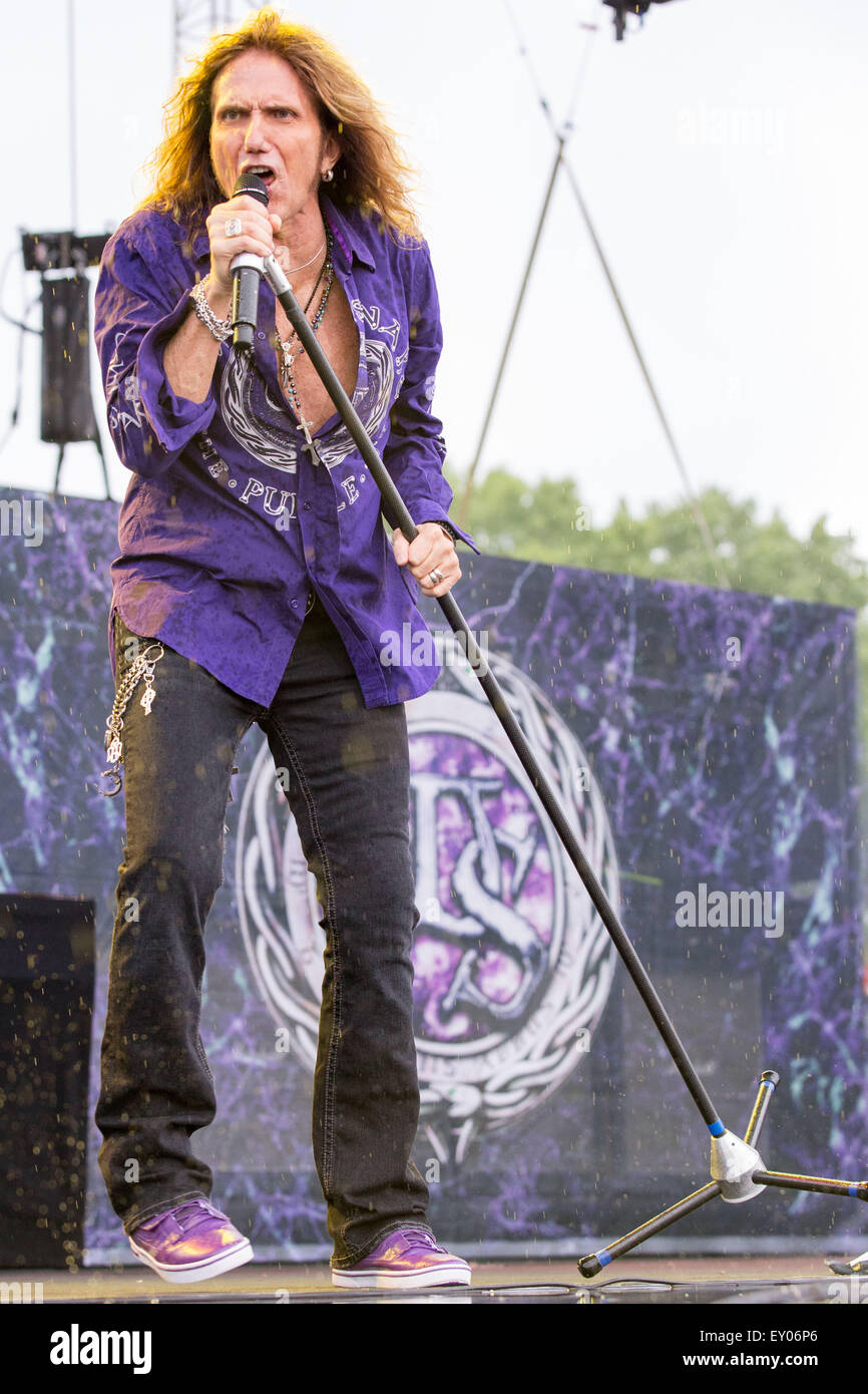 Whitesnake singer david coverdale performs hi-res stock photography and ...