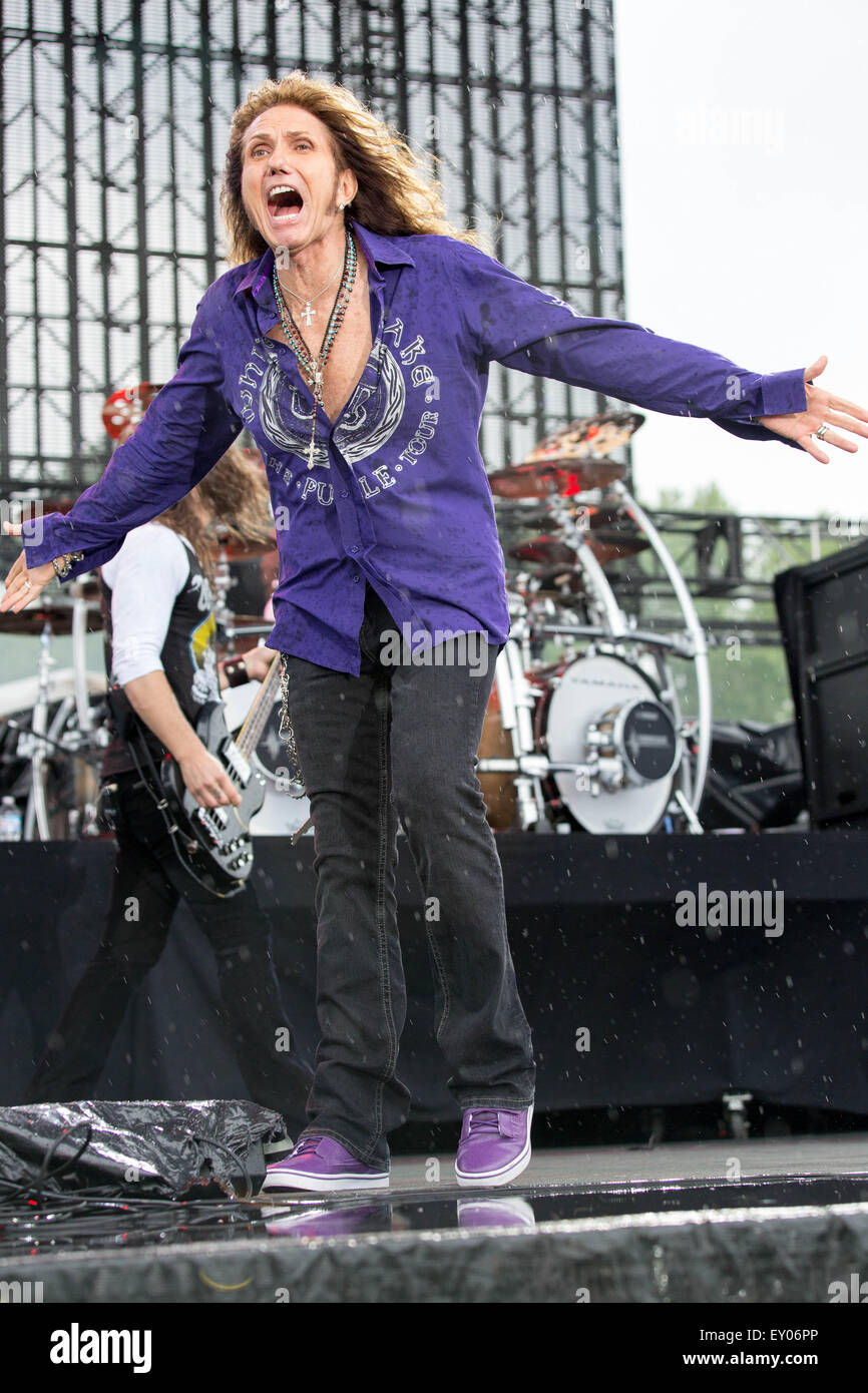 Whitesnake singer david coverdale performs hi-res stock photography and ...