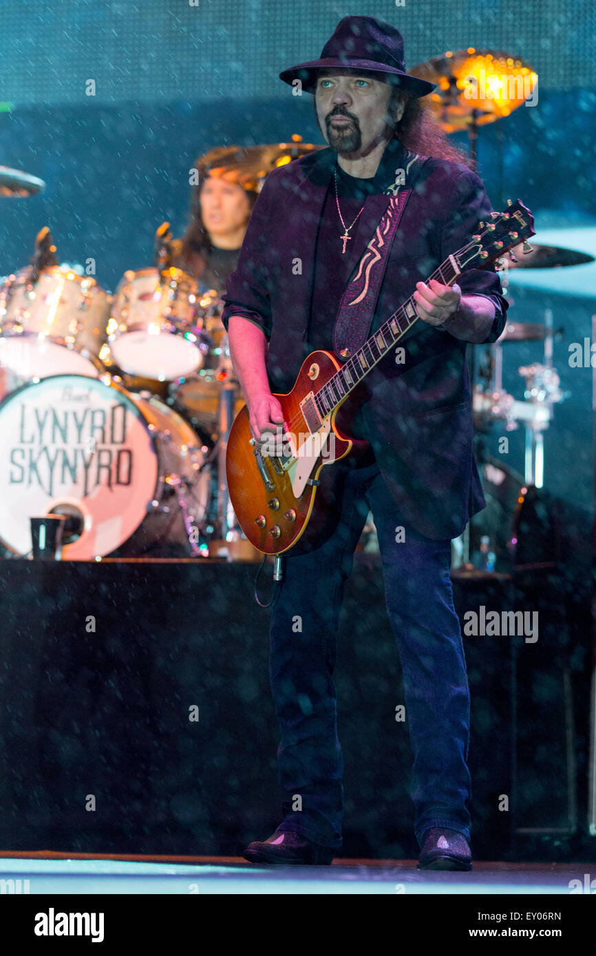 Oshkosh, Wisconsin, USA. 16th July, 2015. Guitarist GARY ROSSINGTON of ...