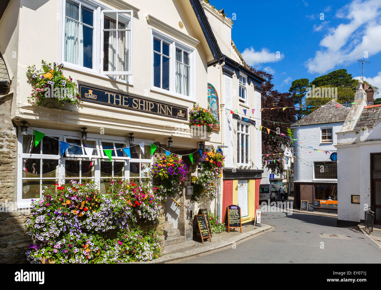 The Ship Inn in the town centre, Fowey, Cornwall, England, UK Stock ...