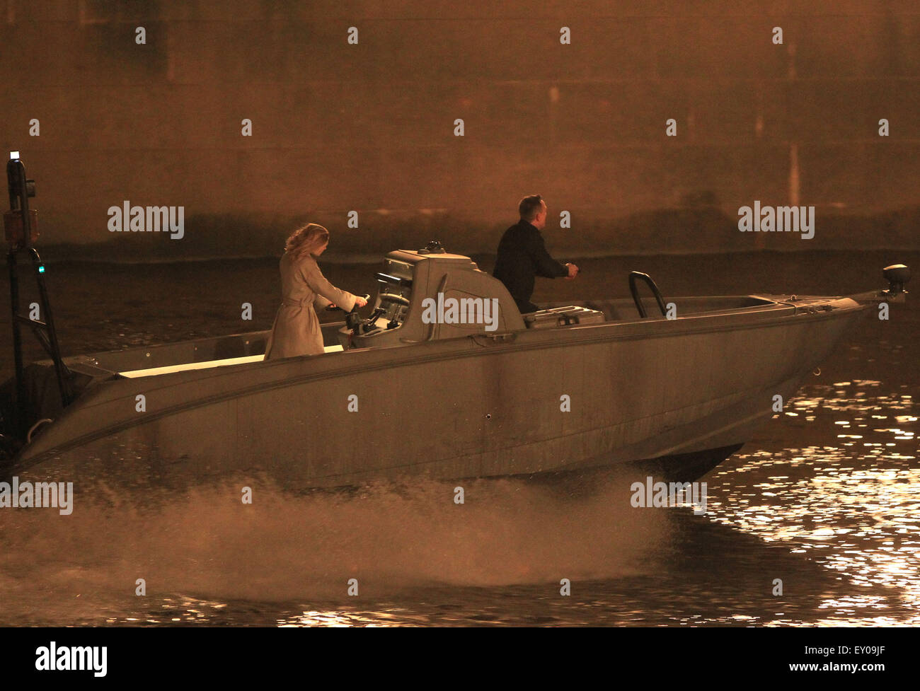 Daniel craig spectre river hi-res stock photography and images - Alamy