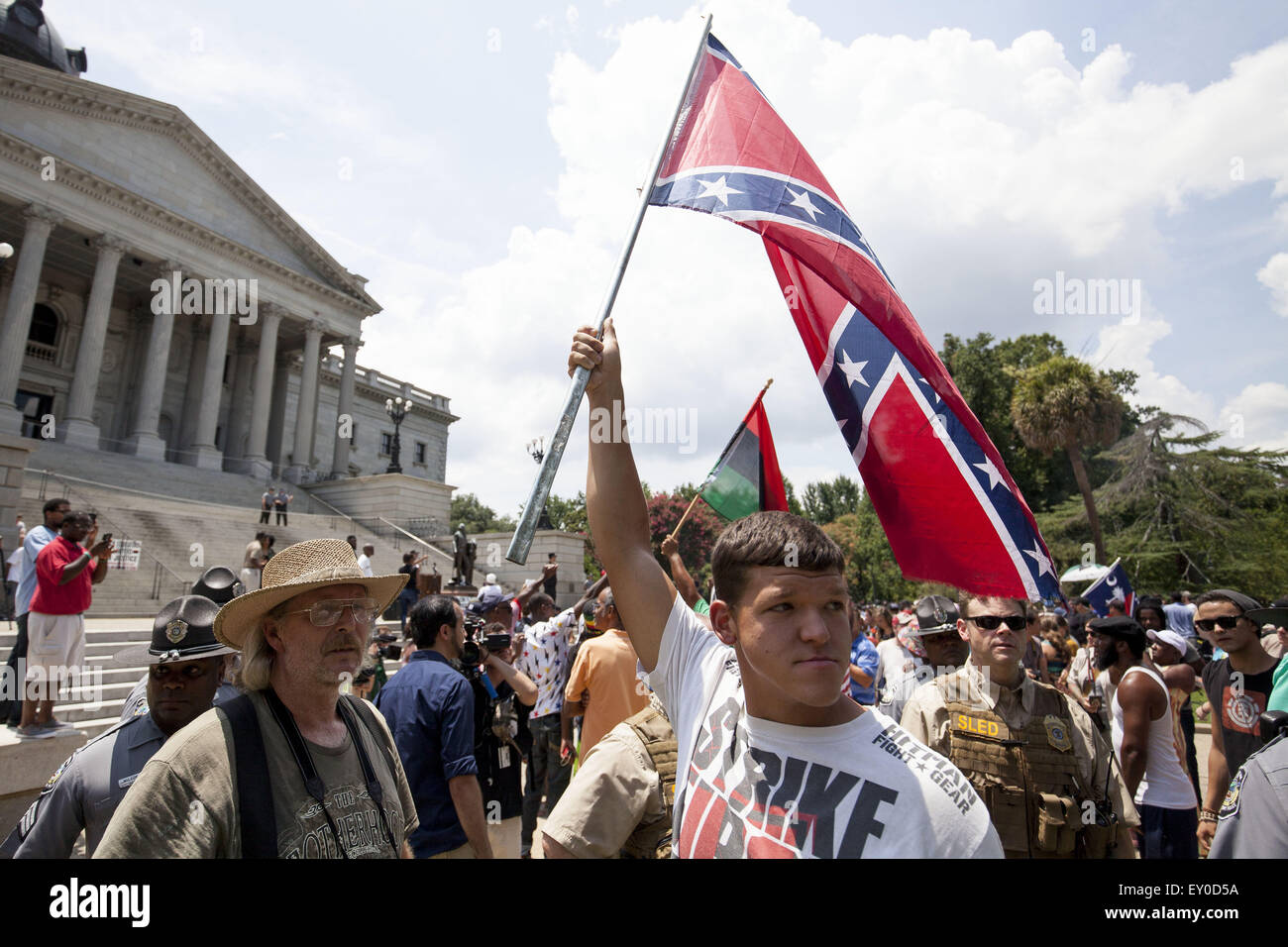Columbia, South Carolina, USA. 18th July, 2015. Confederate supports ...