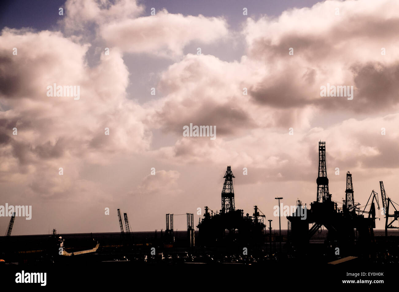 Oil Drilling Rig Silhouette Stock Photo - Alamy