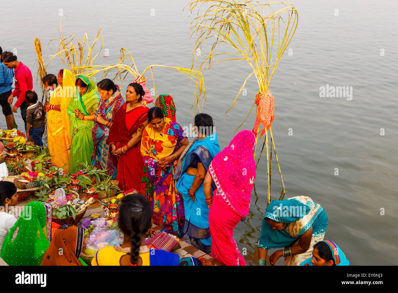Ganges puja hi-res stock photography and images - Alamy