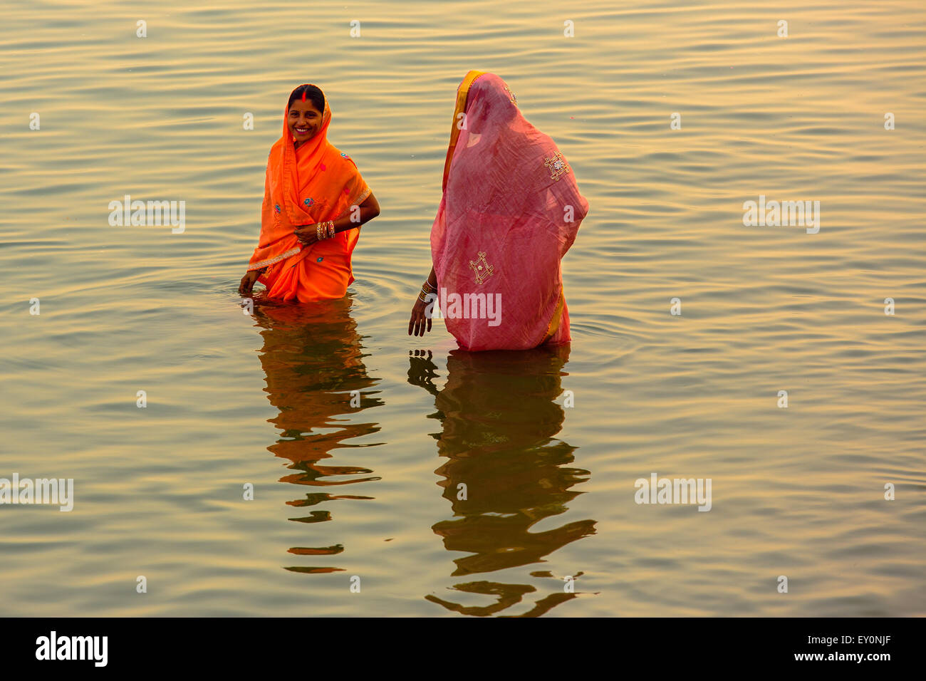 Indian women ganges river hi-res stock photography and images - Alamy