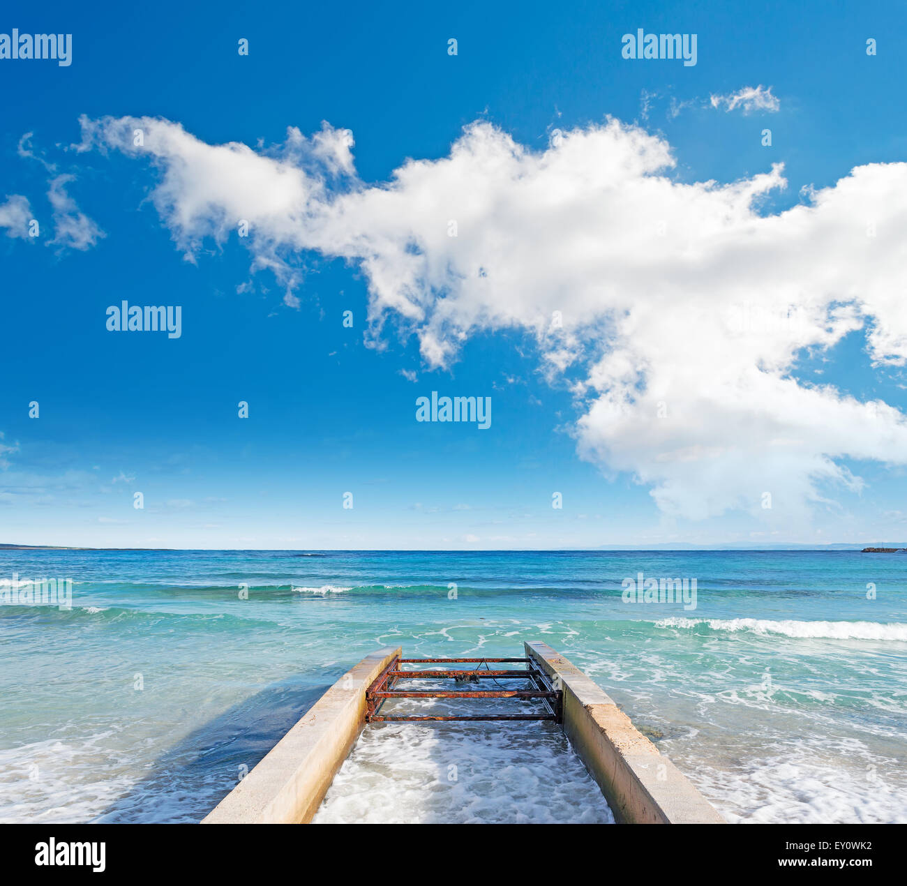 Broken jetty hi-res stock photography and images - Alamy