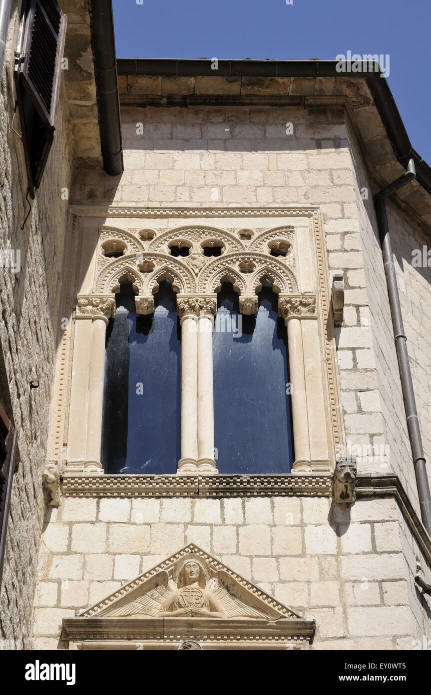 Window columns sculpture detail hi-res stock photography and images - Alamy