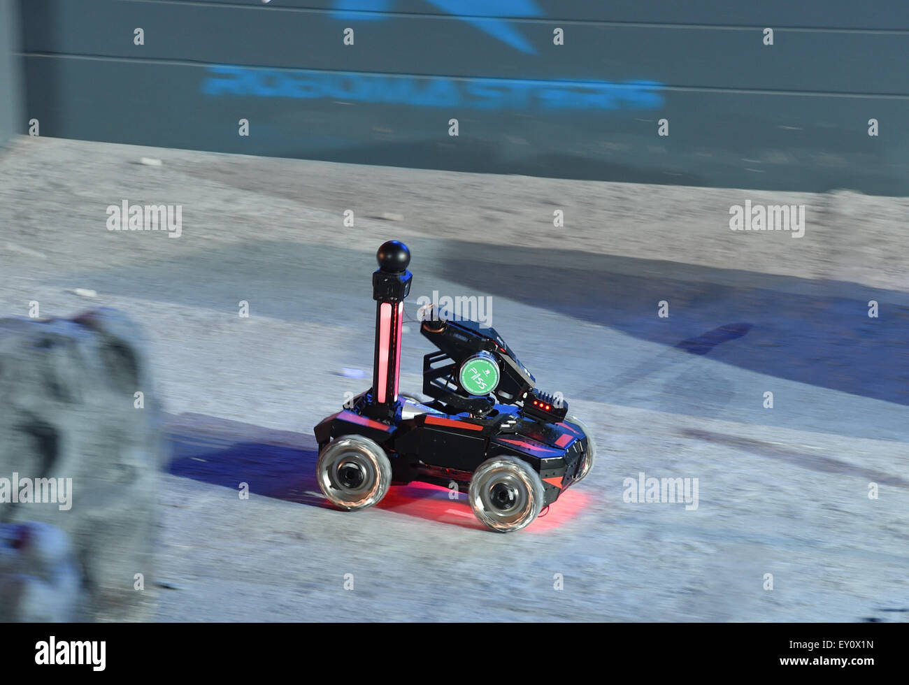 (150719) -- SHENZHEN, July 19, 2015 (Xinhua) -- A robot made by ...