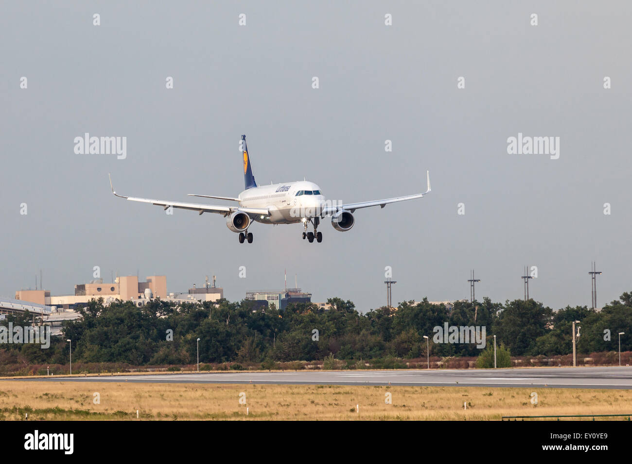 Airbus a320 plane lufthansa hi-res stock photography and images - Alamy