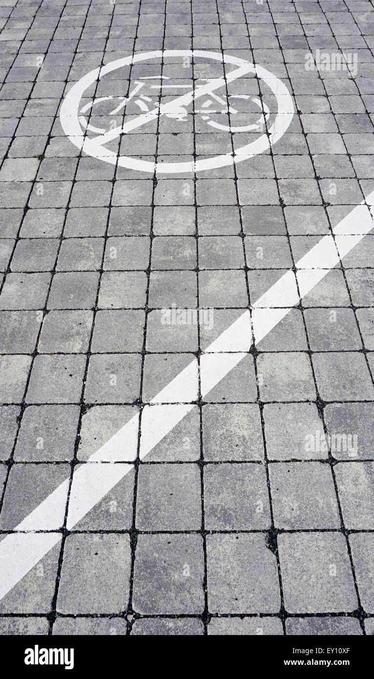 No bike lane symbol on road Stock Photo - Alamy