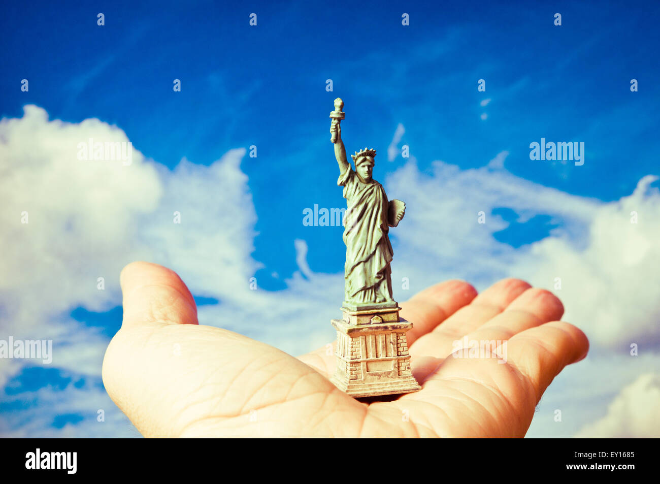 Hand statue of liberty hi-res stock photography and images - Alamy