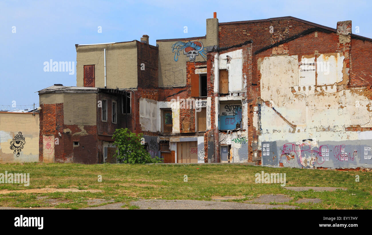 An old, abandoned building left in disrepair Stock Photo - Alamy