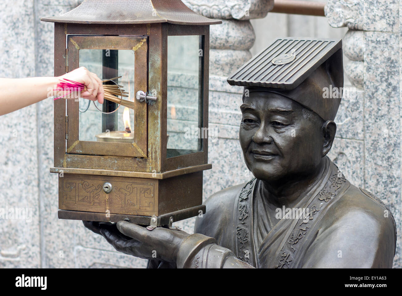 Hand and flame statue hi-res stock photography and images - Alamy