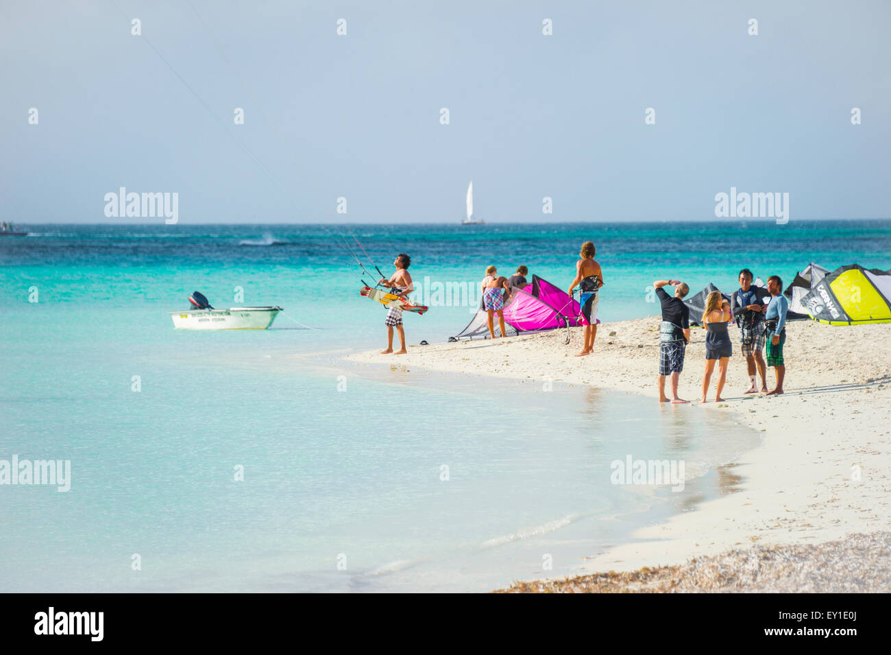Kite surfing in Aruba Stock Photo - Alamy
