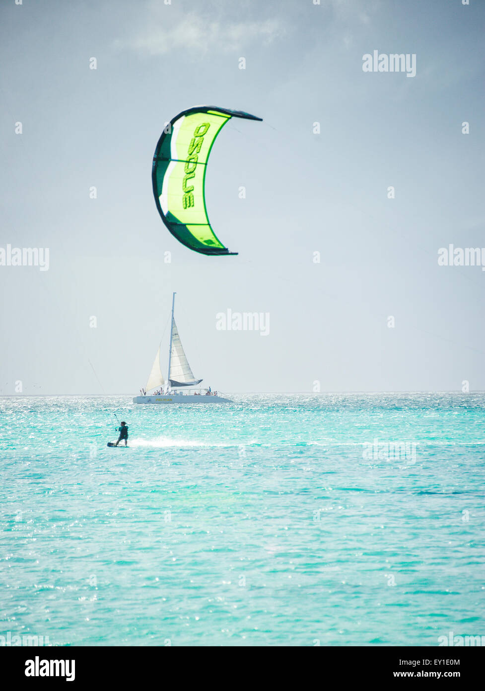 Kite surfing in Aruba Stock Photo - Alamy