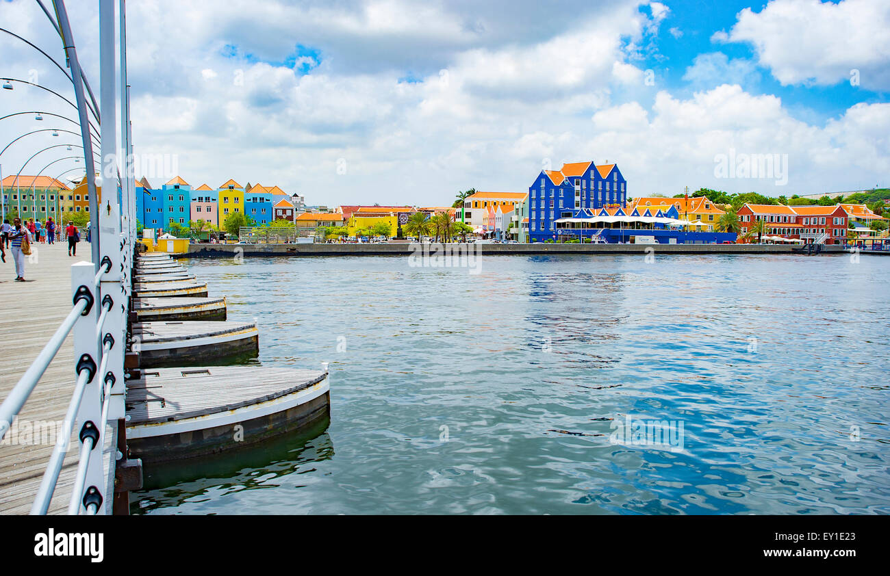 Floating Pontoon bridge crossing the Sint Anna Bay of Willemstad Stock ...