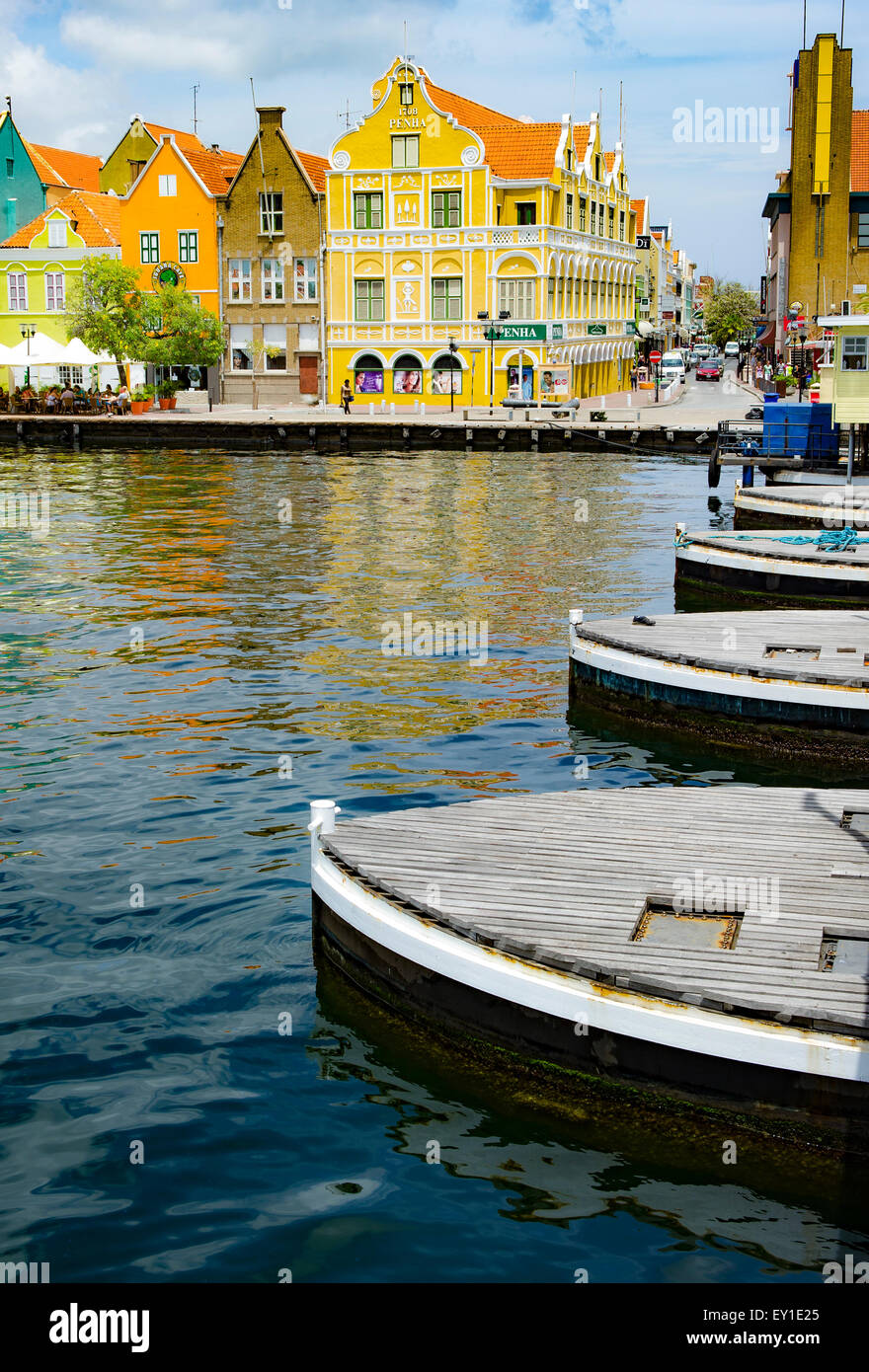 Floating Pontoon bridge crossing the Sint Anna Bay of Willemstad Stock ...