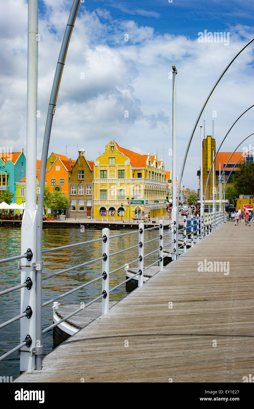 Floating Pontoon bridge crossing the Sint Anna Bay of Willemstad Stock ...