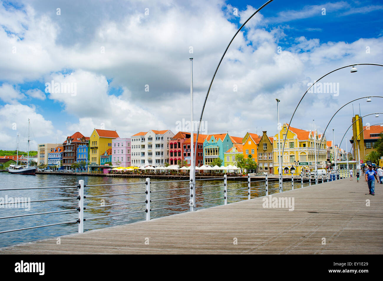 Floating Pontoon bridge crossing the Sint Anna Bay of Willemstad Stock ...
