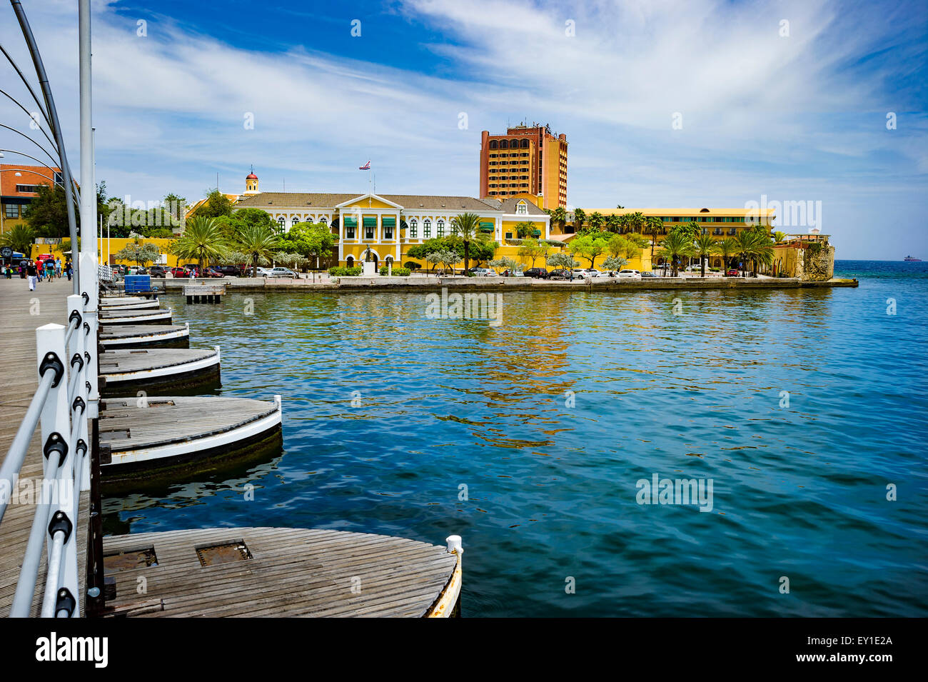 Floating Pontoon bridge crossing the Sint Anna Bay of Willemstad Stock ...