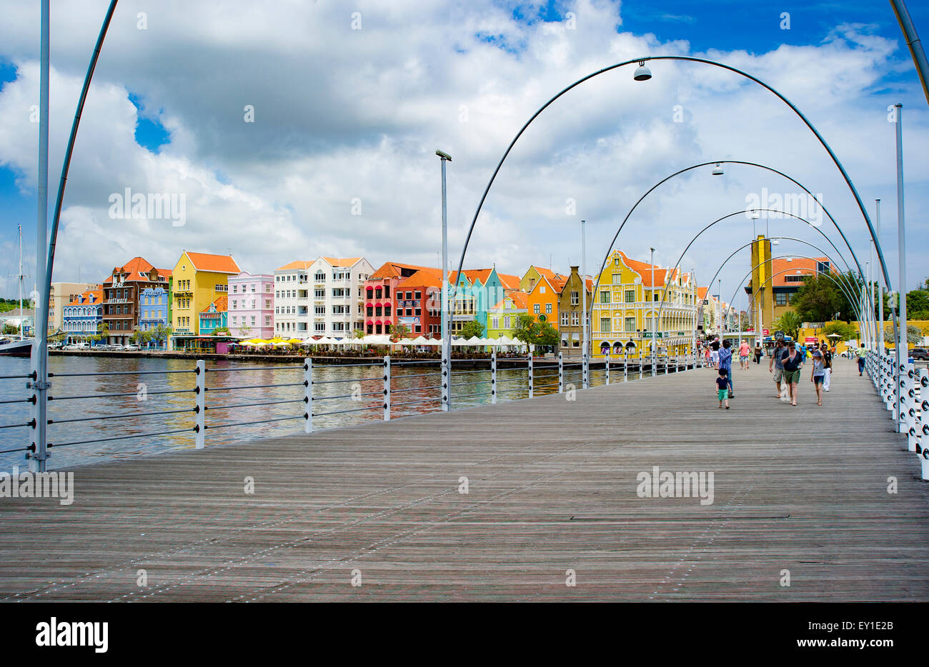 Floating Pontoon bridge crossing the Sint Anna Bay of Willemstad Stock ...