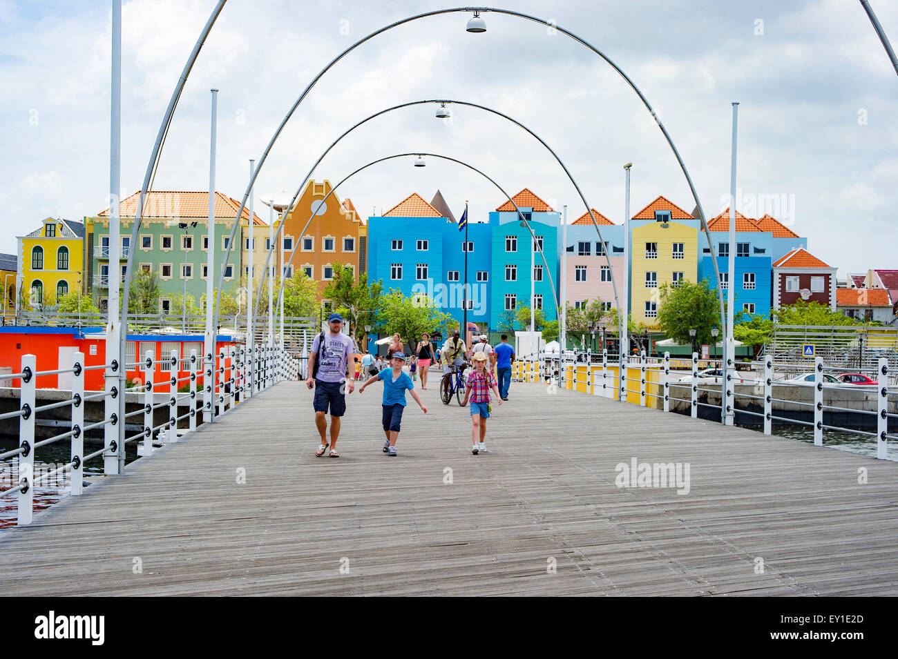 Floating Pontoon bridge crossing the Sint Anna Bay of Willemstad Stock ...