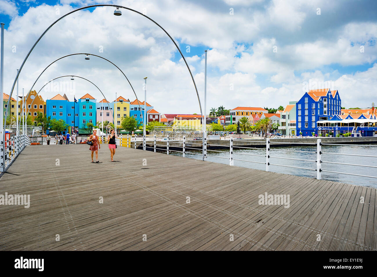 Floating Pontoon bridge crossing the Sint Anna Bay of Willemstad Stock ...