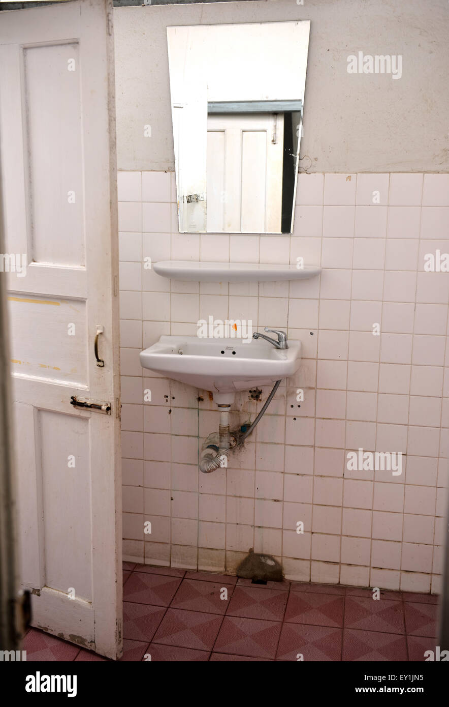 Water closet old hi-res stock photography and images - Alamy