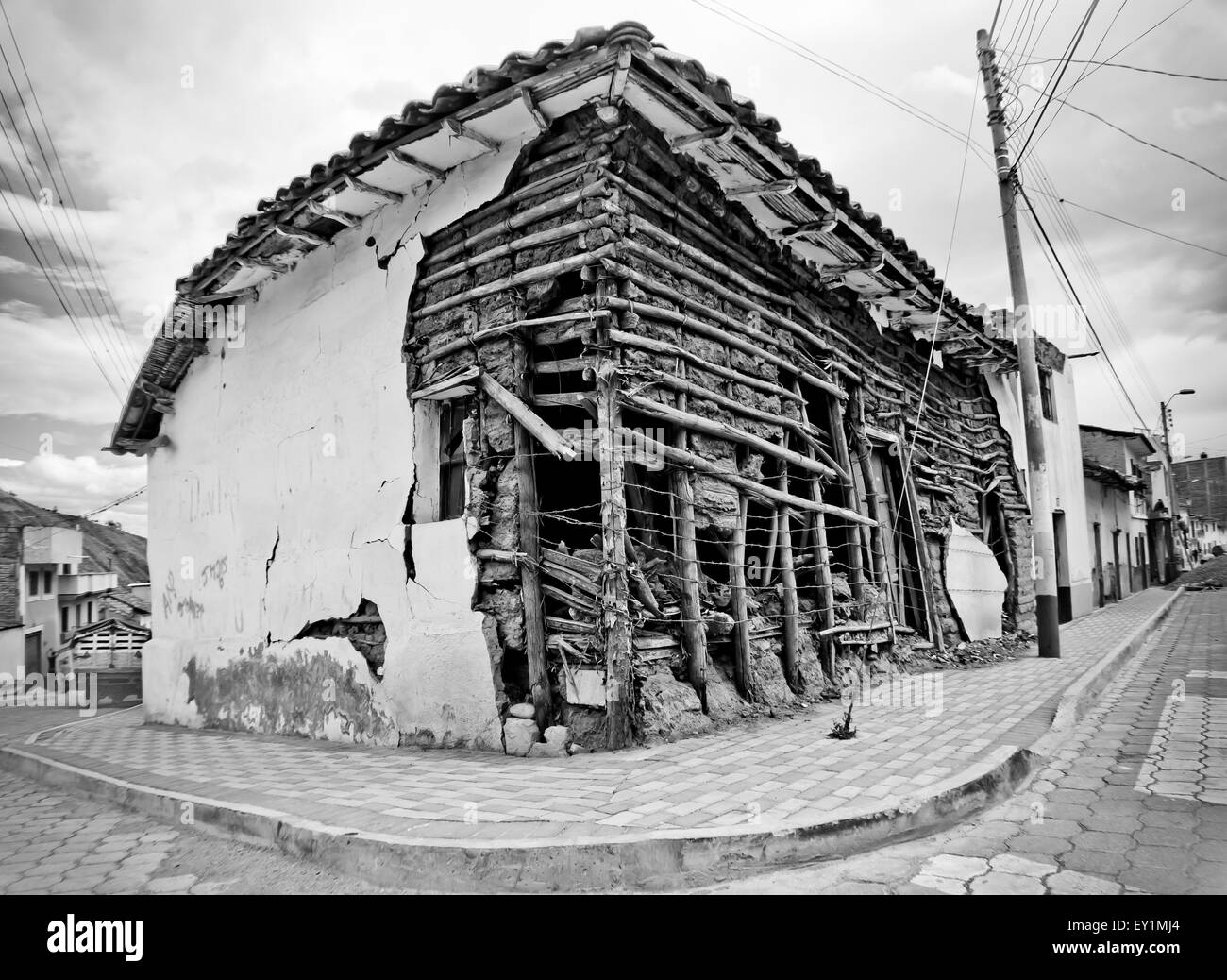 House destroyed earthquake Black and White Stock Photos & Images - Alamy