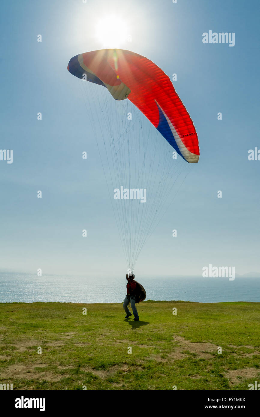 Hang gliding off cliff hi-res stock photography and images - Alamy