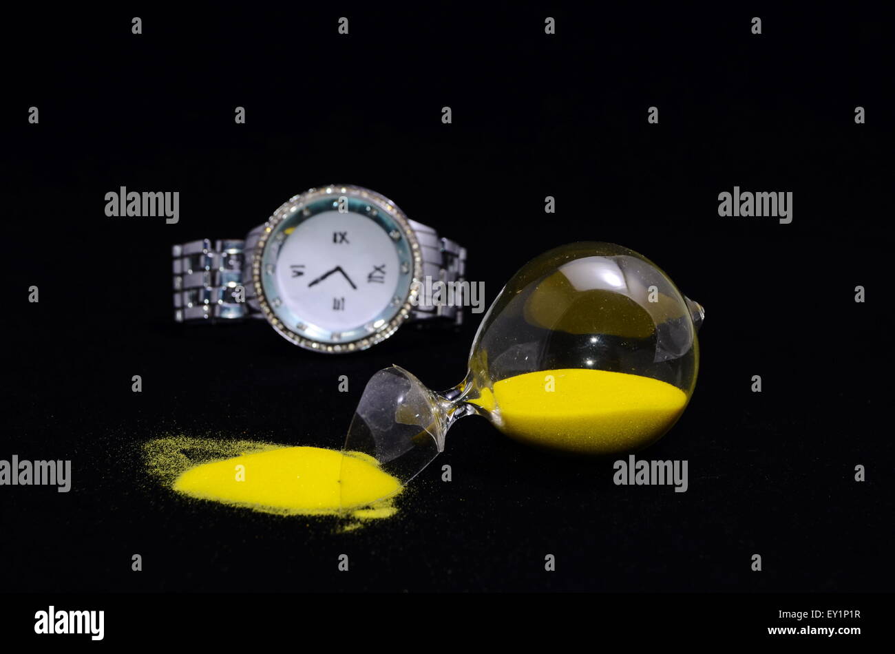 Hourglass Broken Stock Photos & Hourglass Broken Stock Images - Alamy