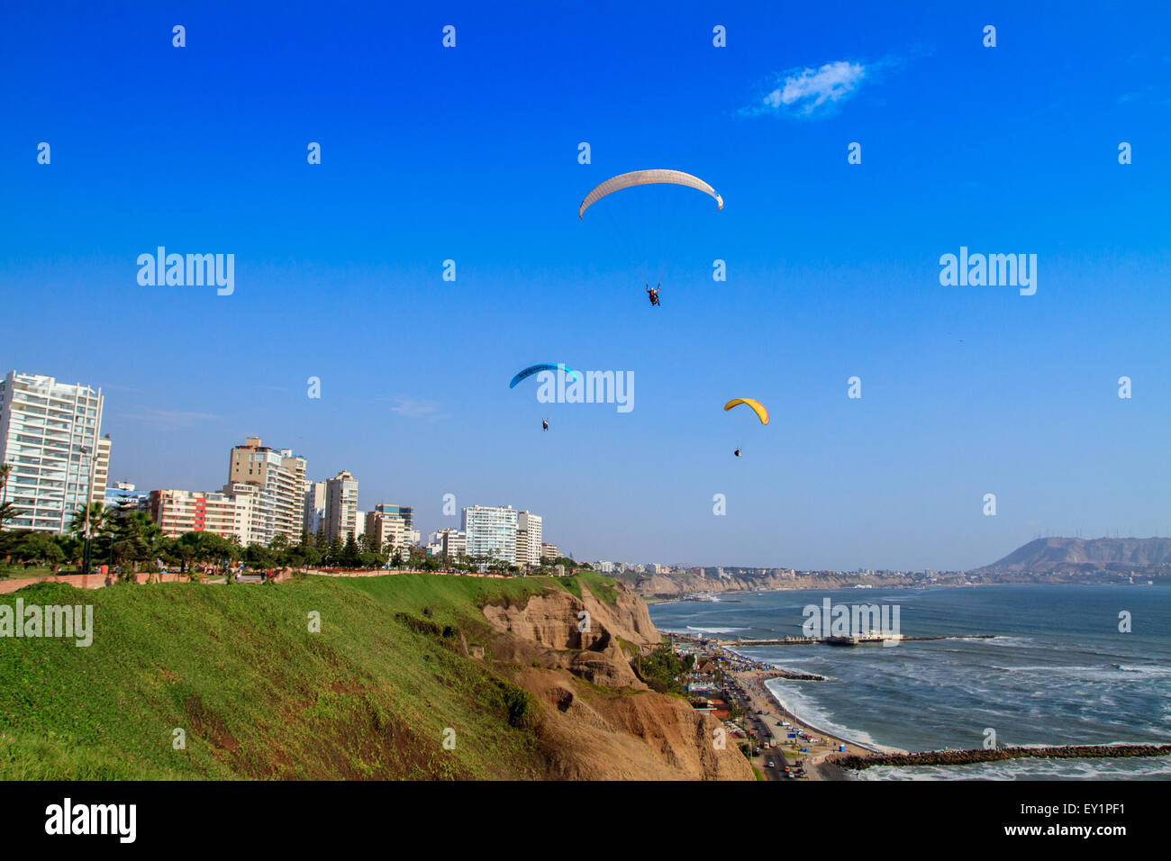 LIMA, PERU: paragliding in Miraflores Stock Photo - Alamy