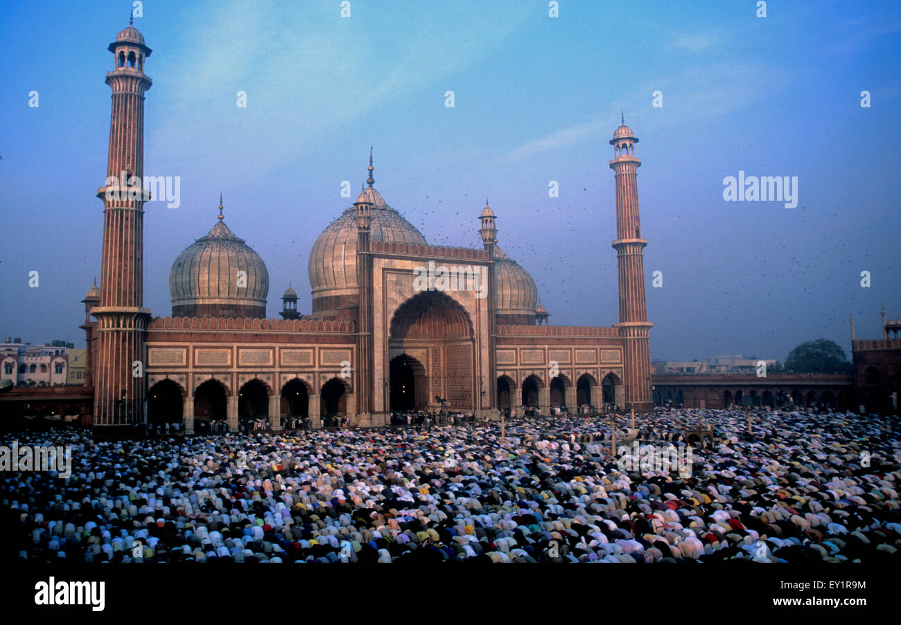 Thousands of Muslims pray in the Jaime Masjid in Delhi on the first ...