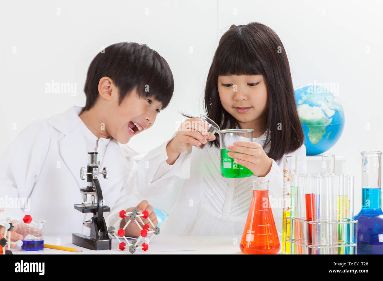 Childen doing experiment in the lab with smile together Stock Photo - Alamy