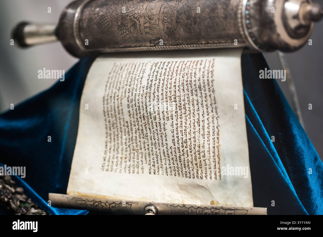 Ancient torah jewish scroll hi-res stock photography and images - Alamy
