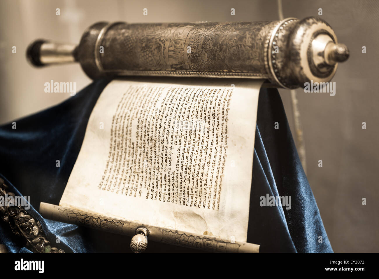 Ancient torah jewish scroll hi-res stock photography and images - Alamy