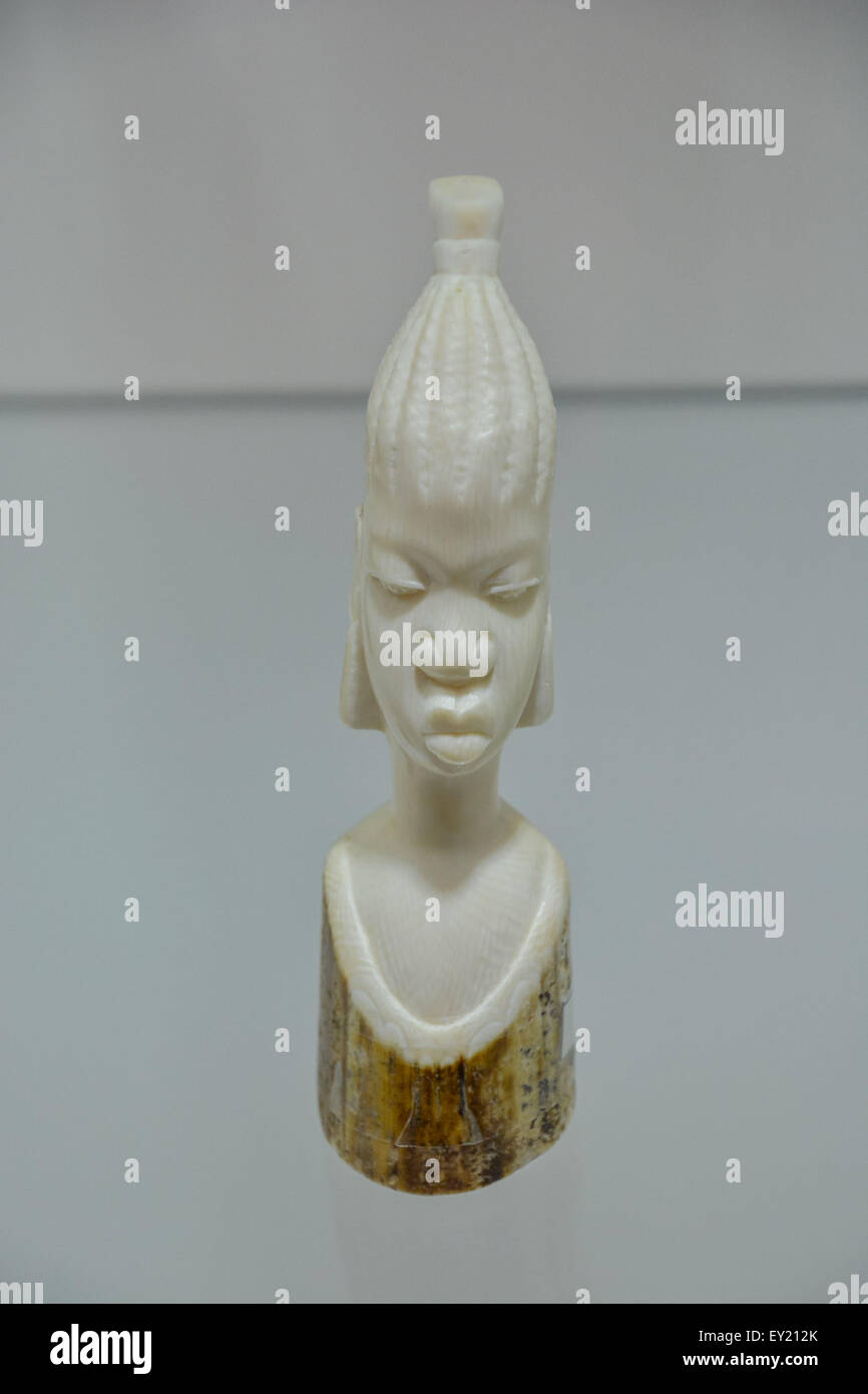 African antique ivory statue hi-res stock photography and images - Alamy