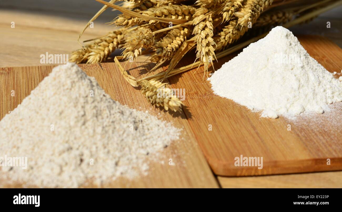 Flour and wheat Stock Photo - Alamy