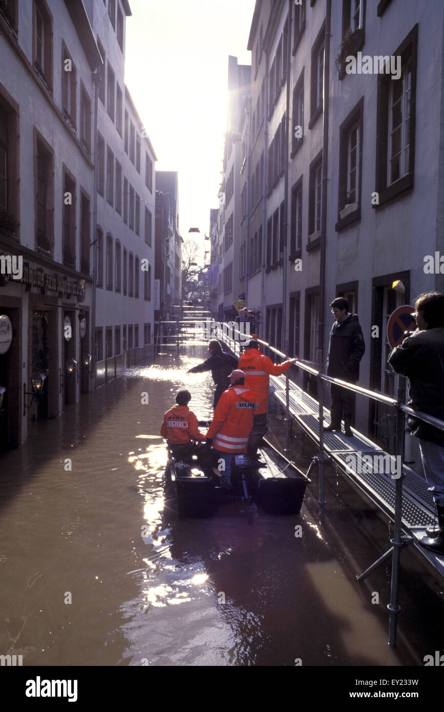 Europe, Germany, Cologne, flood of the river Rhine January 1995, men of ...