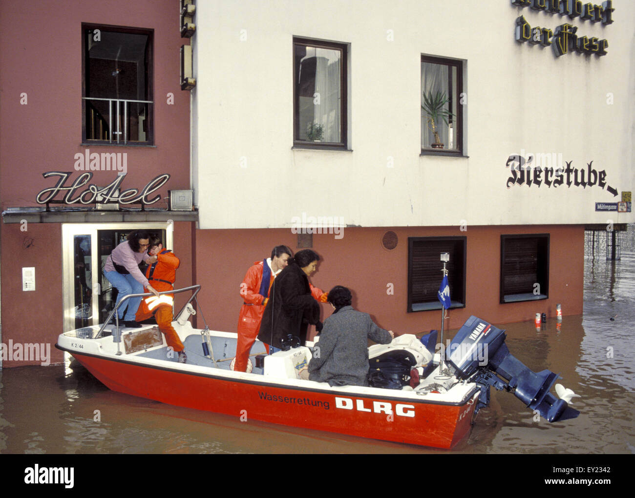 DEU, Germany, Cologne, flood of the river Rhine in January 1995, men of ...