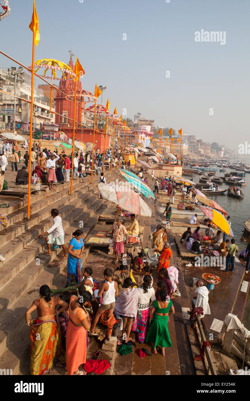 Pilgrims bathing on the ghats beside the Ganges at Varanasi Stock Photo ...