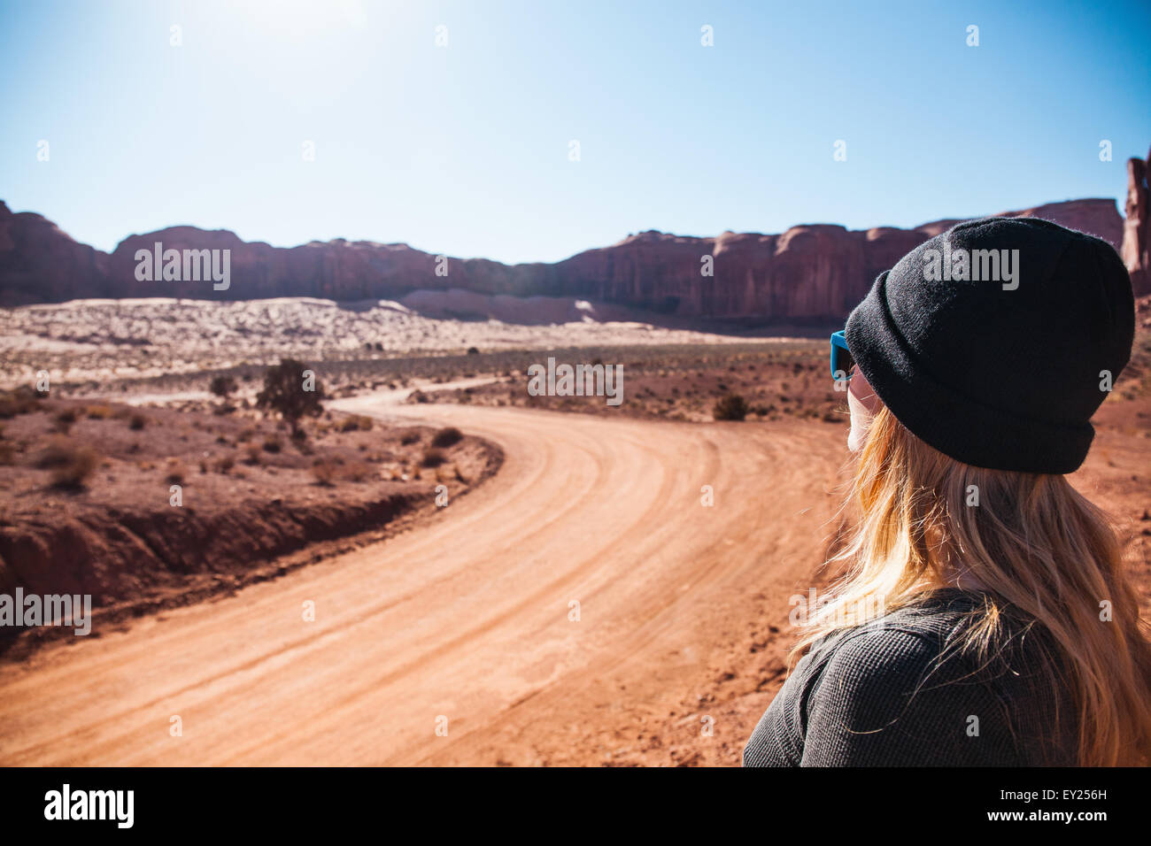 Empty road to monument valley hi-res stock photography and images - Alamy